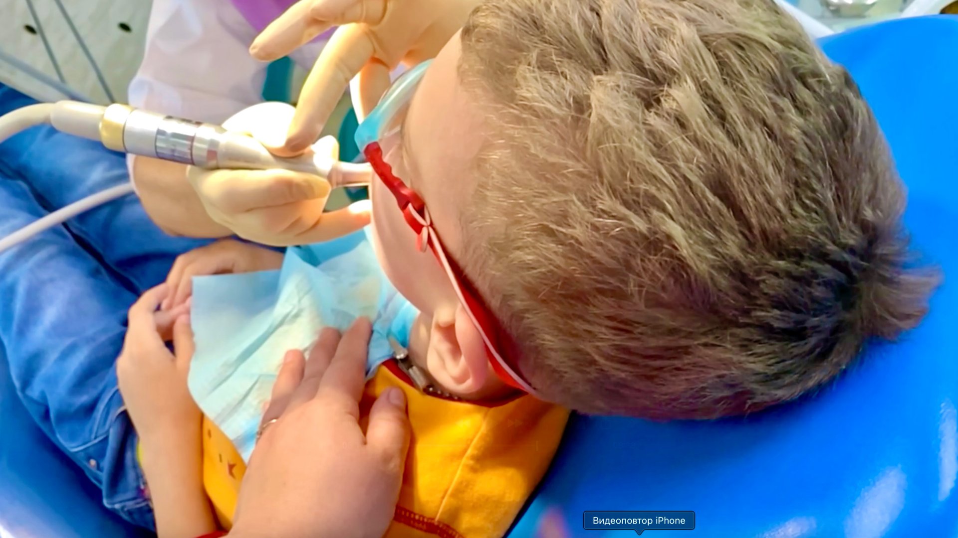 Ребенок лечит зубки