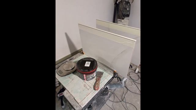 Полки из керамогранита в ванной