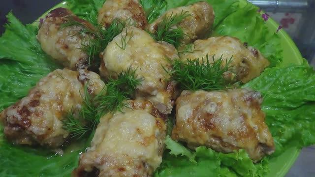 Рулетики из свинины с грибами под сыром