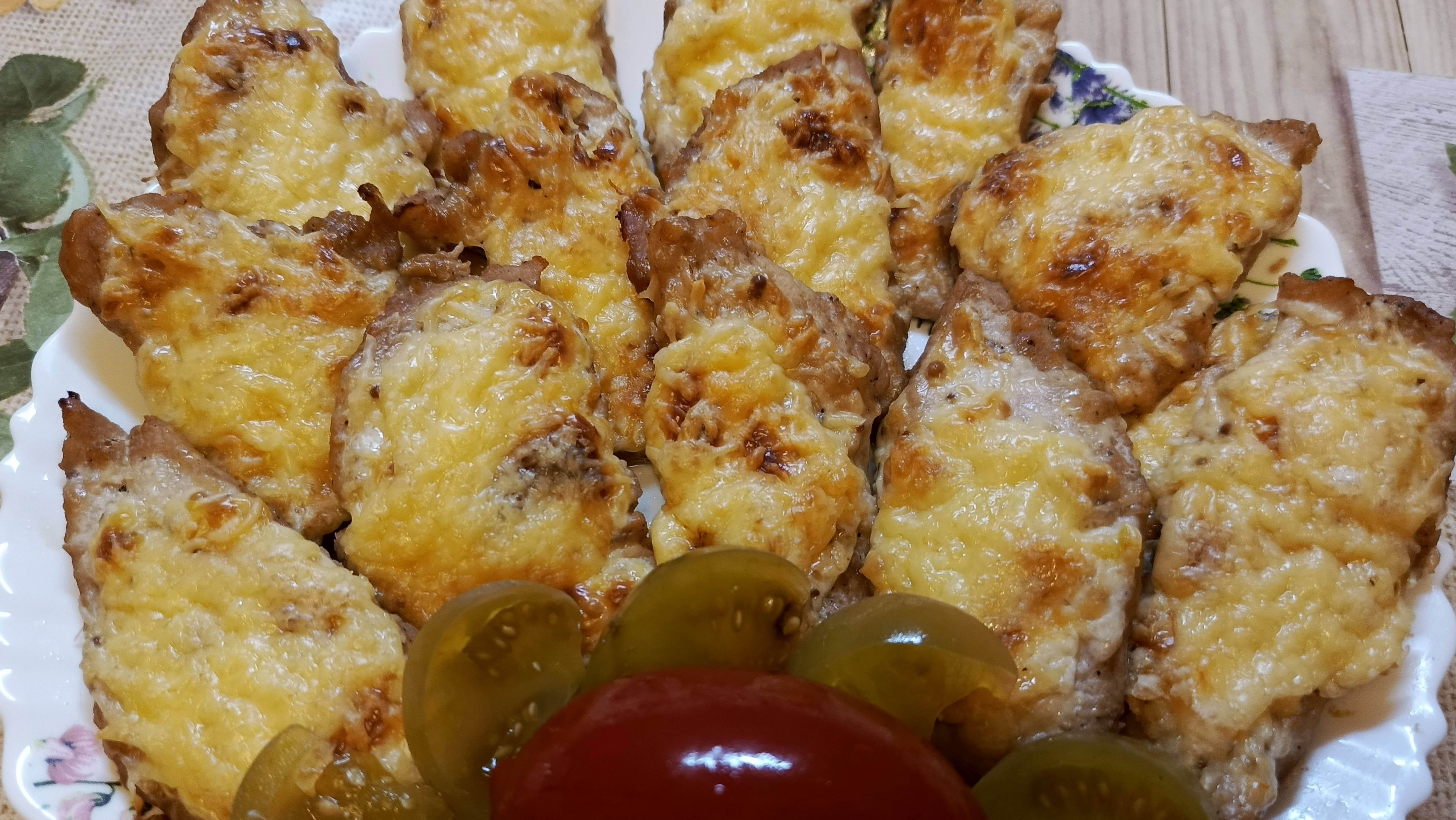 МЯСО В ДУХОВКЕ ПОД СОУСОМ И СЫРНОЙ КОРОЧКОЙ