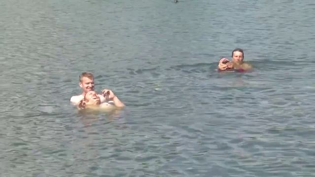 Спасение утопающего с помощью сапборда