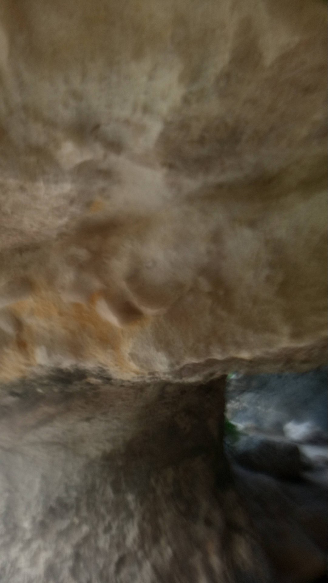 След руки древнего строителя в стене