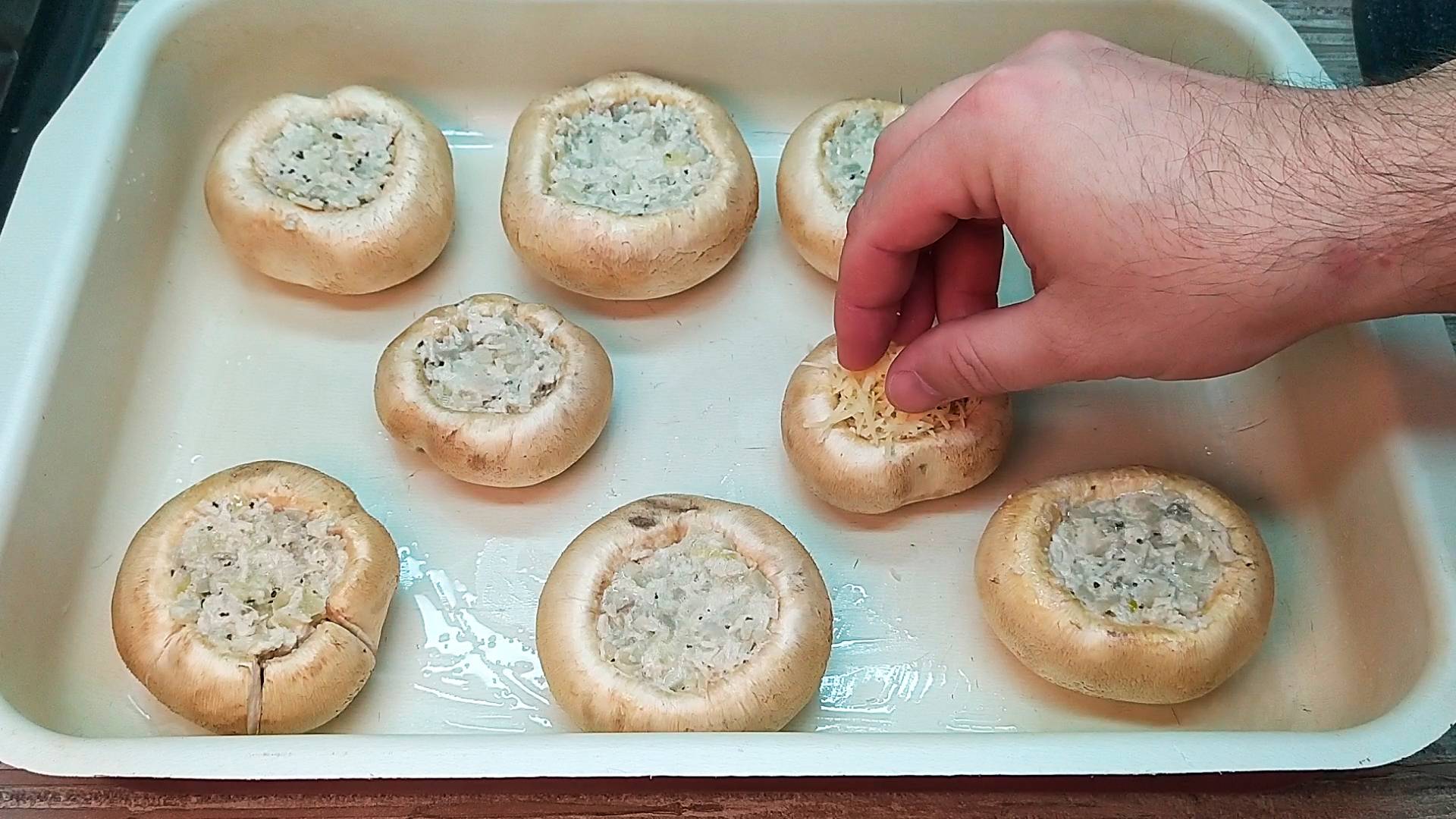 Фаршированные грибы мгновенно станут любимым рецептом обеда или ужина!