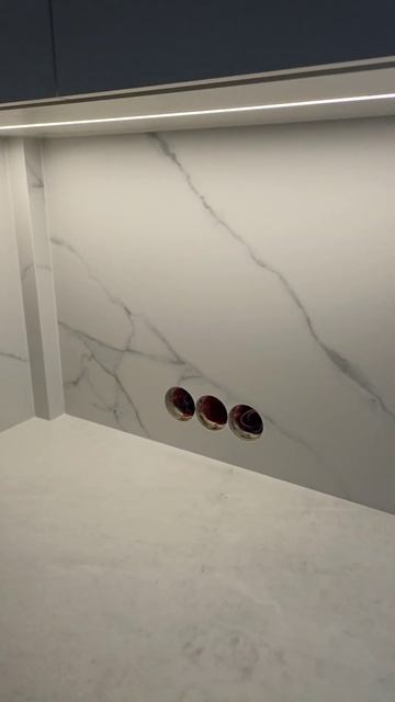 Фартук на кухне из керамогранита 1200/600 после установленной мебели  #shorts