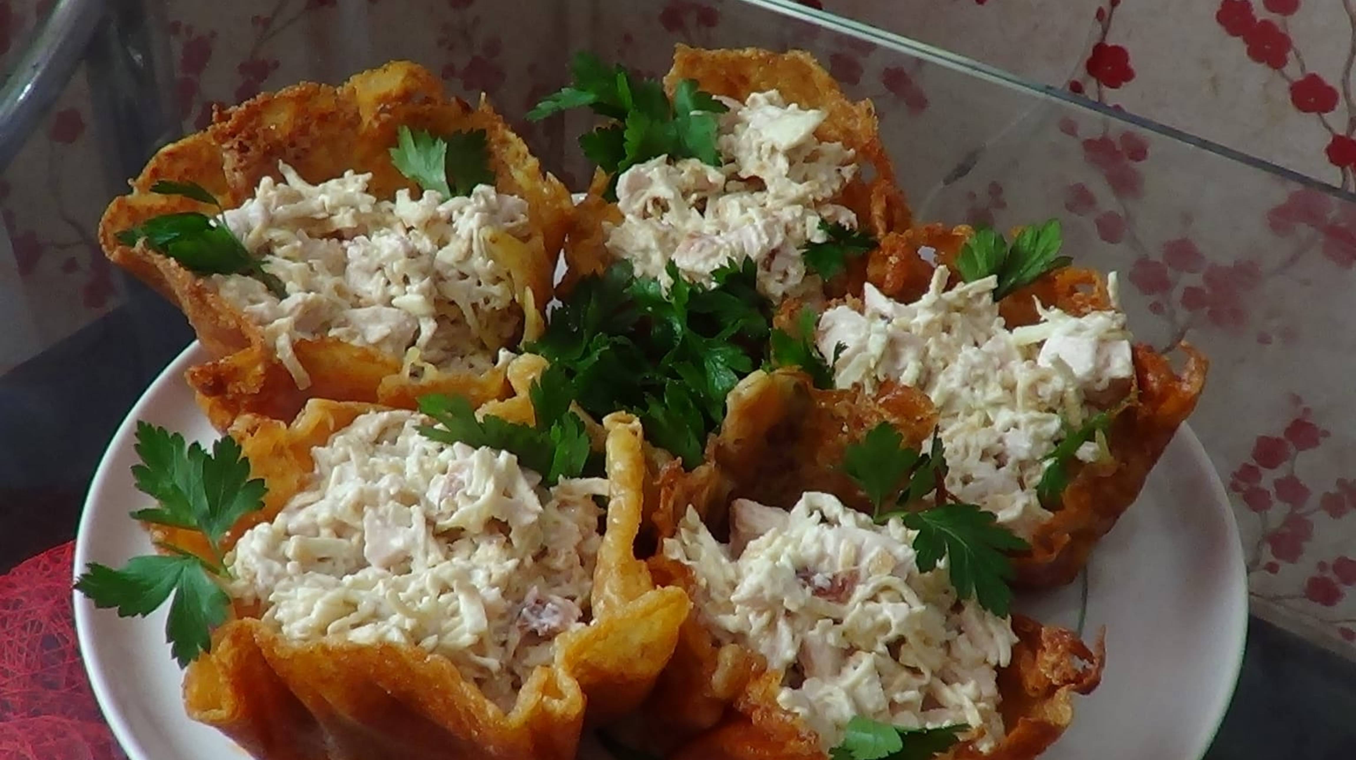 Салат Итальянский с копченой курицей в сырных корзинках