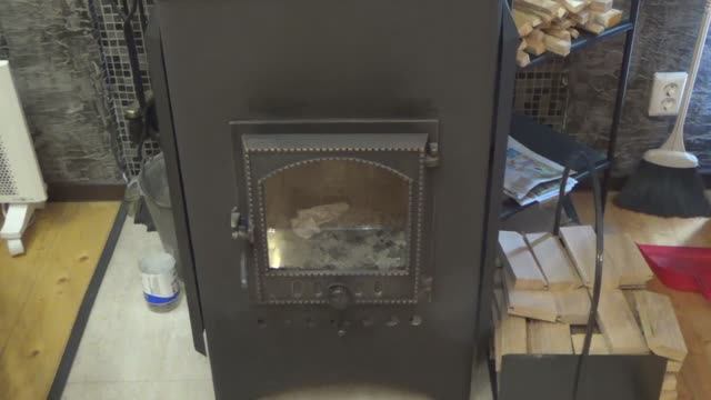 Как легко очистить стекло у камина