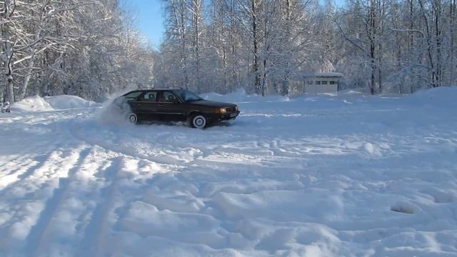 Audi 100 quattro в снегу