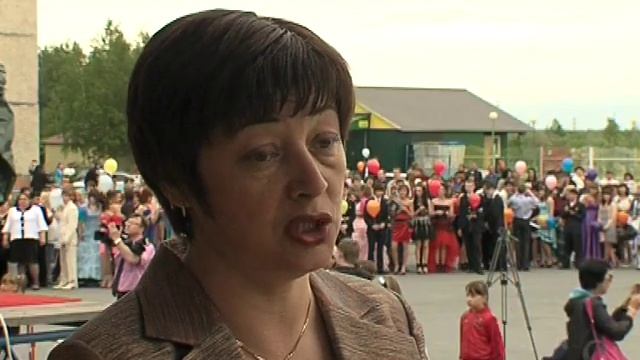 2010 07 01  Мегион  Выпускники на площади