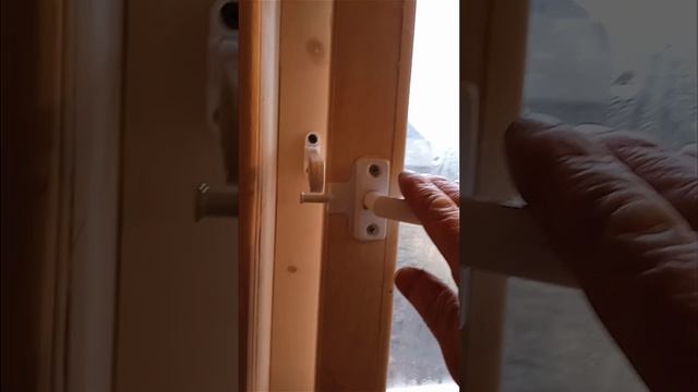 Ограничитель на окно. Фиксатор оконный, пластиковый.