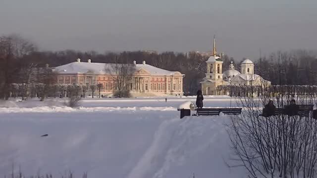 Зимний парк Кусково в лучах заходящего солнца