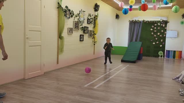 Прокатываем мяч с горки и ловим