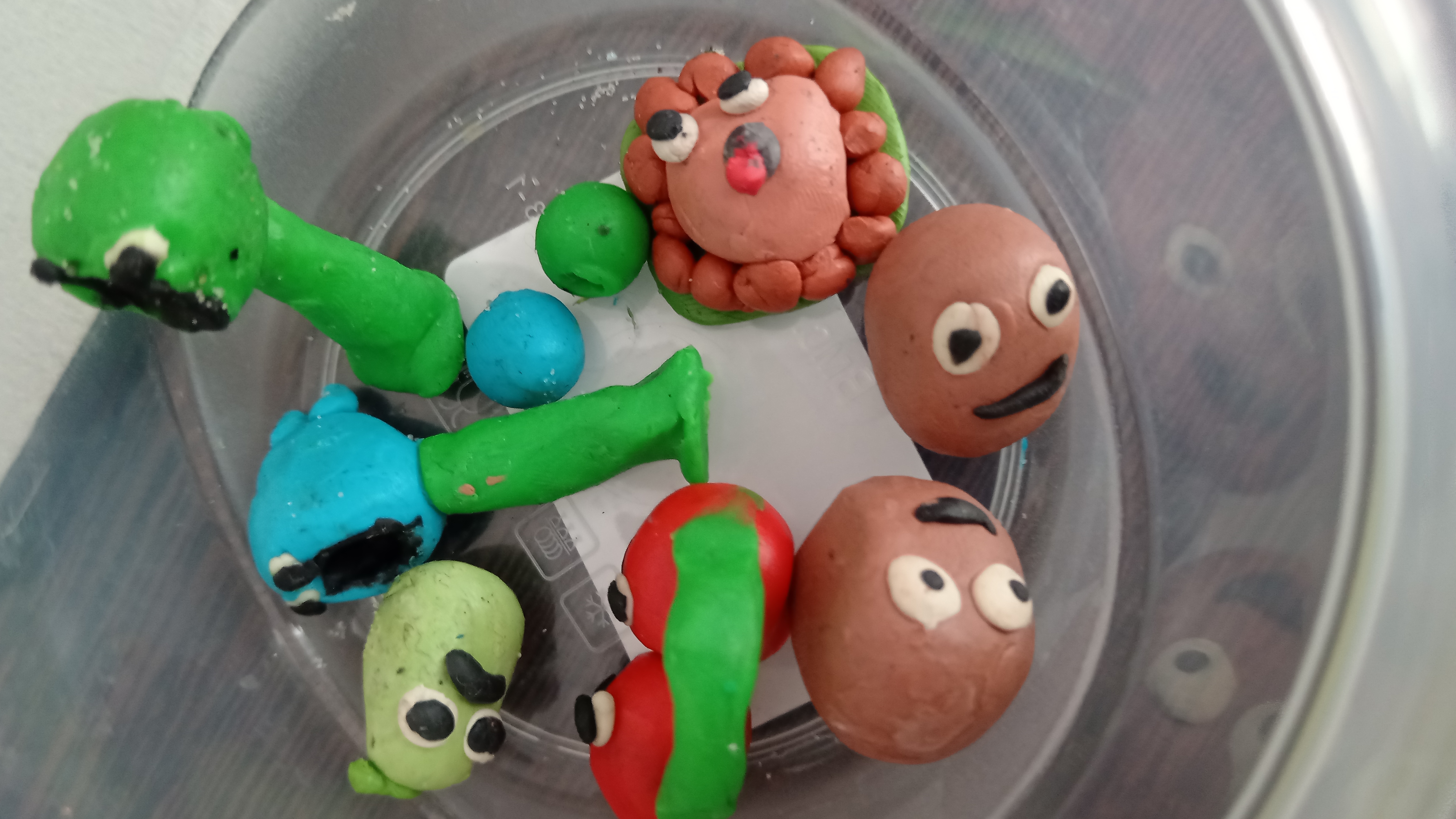 показываю ещё три фигурки по растению против Зомби