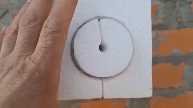 Как крепить наружную розетку?