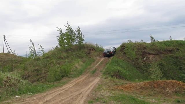 Audi 100 quattro. Подъем на горку.