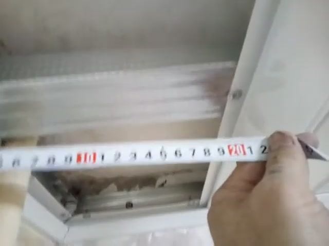 Монтаж последней панели ПВХ на потолок.