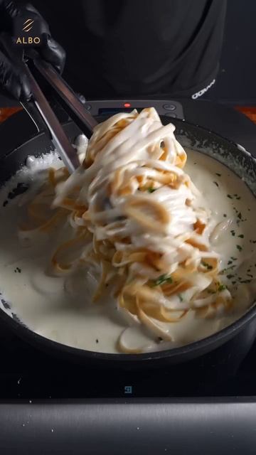 Спагетти, завернутые в куриное филе с хрустящей беконной корочкой. #shorts