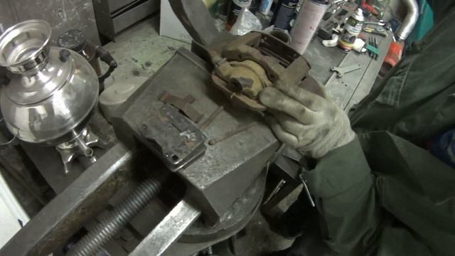 Audi 100 C2 Coupe 1978 г. Отчет №1. Расклиниваем передние тормозные супорты.