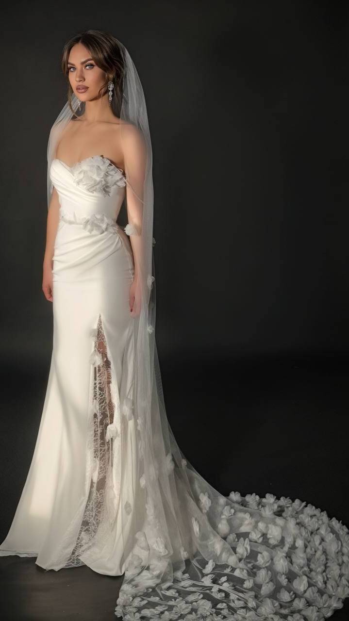 Атласное свадебное платье со скульптурным лифом и 3D цветами Кэйтлин #свадебноеплатье #свадьба