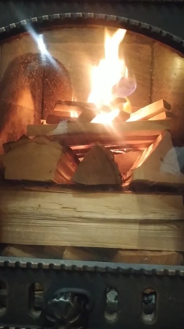 Как разжечь камин с одной спички с помощью щепы (лучины) и газеты