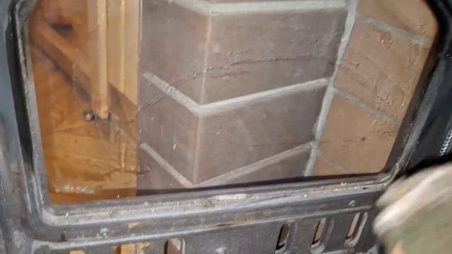 Как легко очистить стекло печи, камина от сажи.