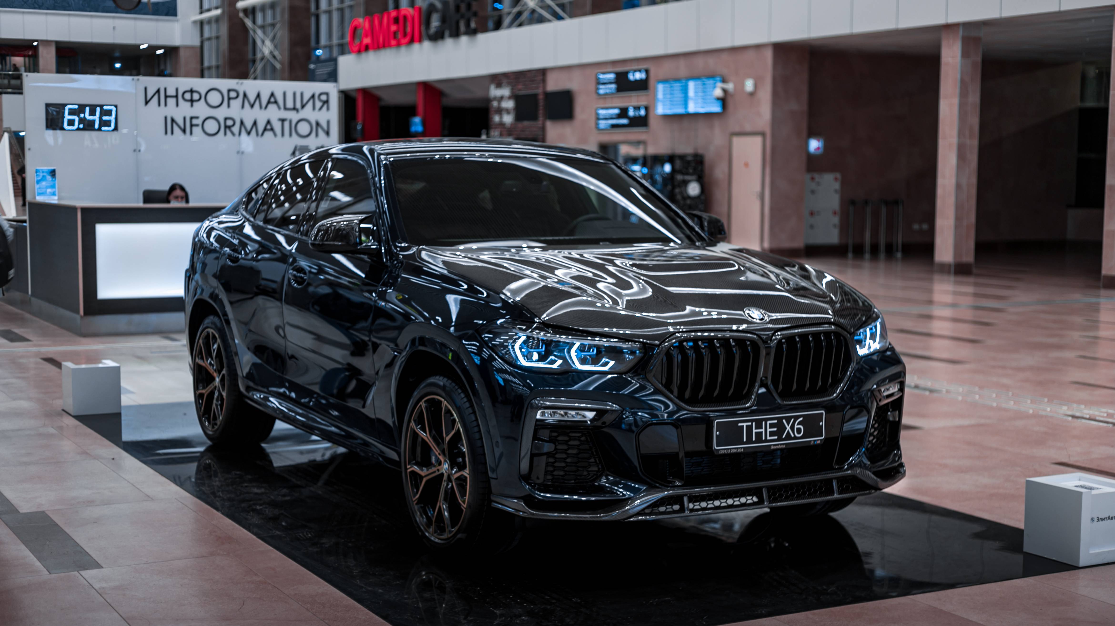 Тюнинг BMW X6 G06 с карбоновым обвесом в международном аэропорту