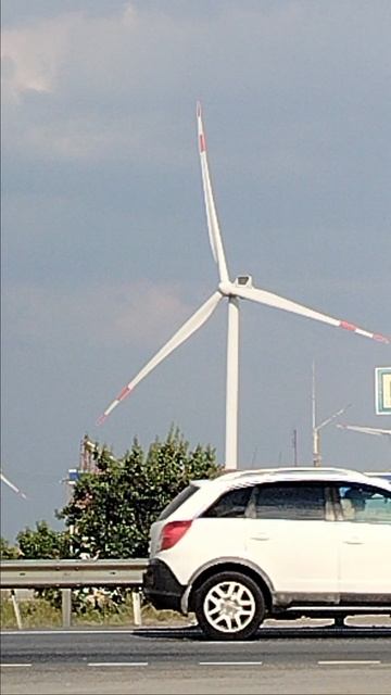 Ветрогенераторы по дороге на море 7.08.2024
