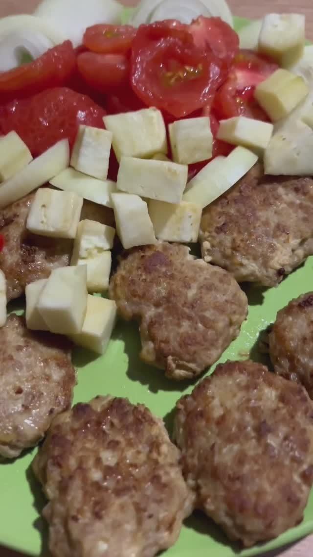 Котлеты с овощами в печи