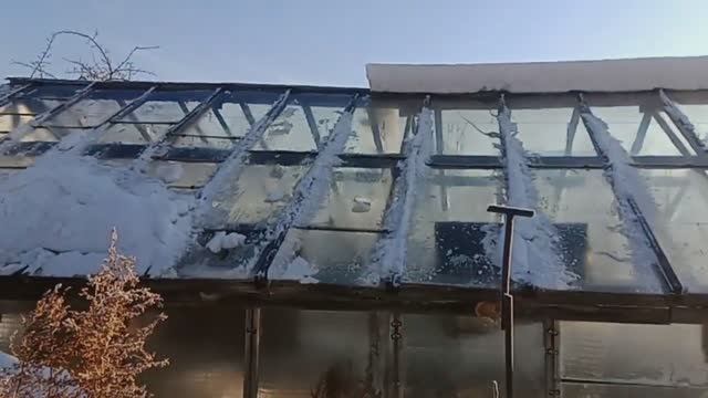 Как убрать снег на теплице?