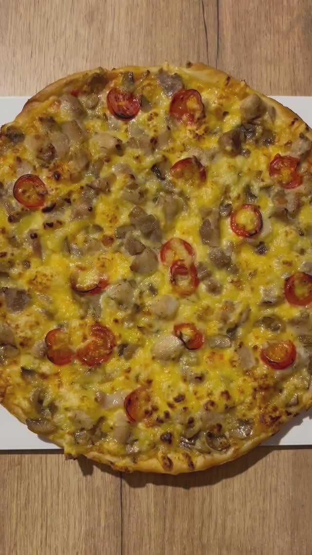 Пицца с курицей и грибами