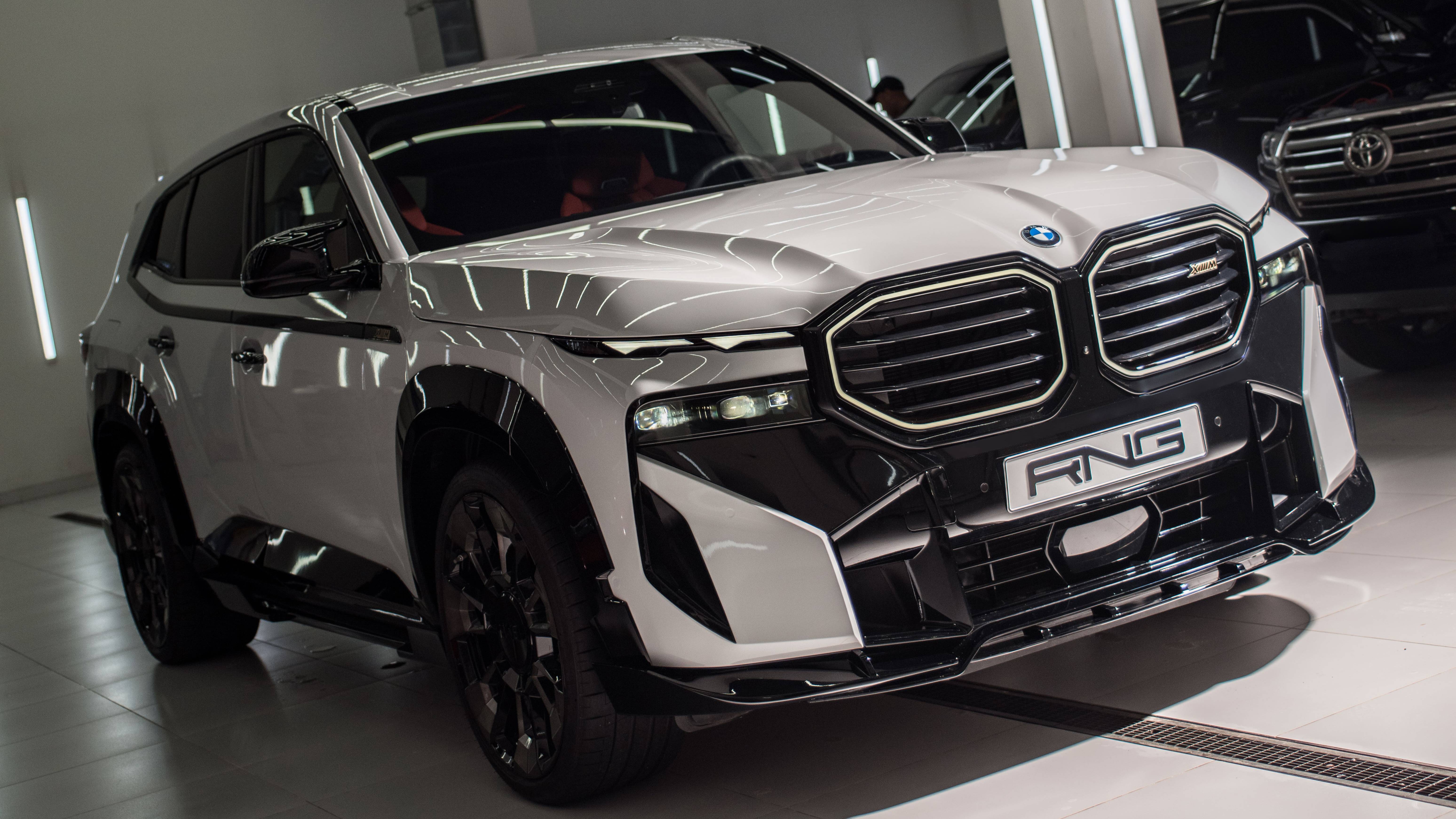 Обвес BMW XM в цвете Crayon Grey от Renegade Design