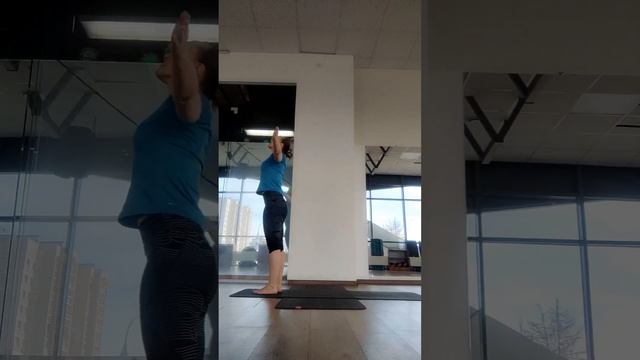 Йога. 9 вариант Сурьи Намаскар со скрутками 2.