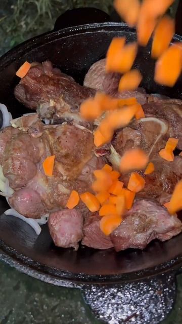 Говядина на кости с овощами в казане