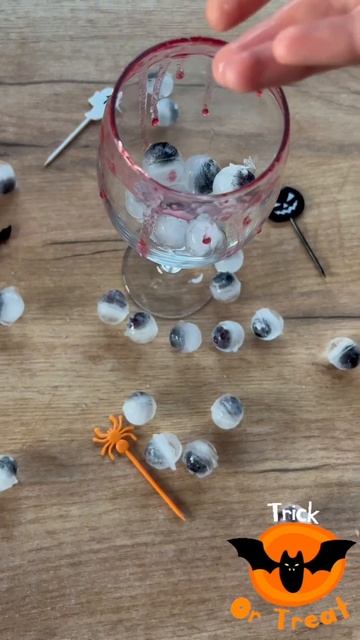 Страшный коктейль с глазами на Хеллоуин