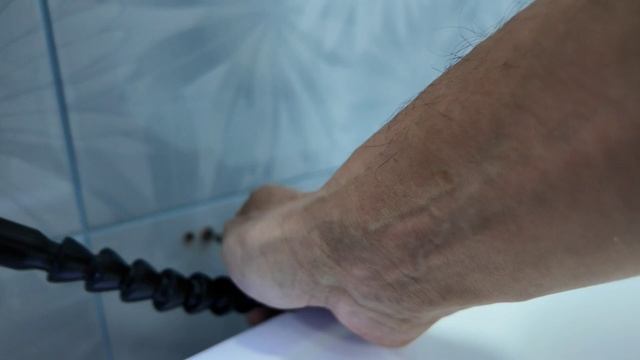 Приклеиваем плитку на жидкие гвозди и силиконим👷♂️