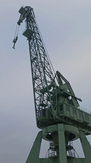 Арт-объект "Портальный кран" на Стрелке // Январь 2025