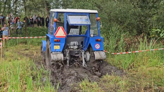 Грязевые гонки: мощные тракторы в деле