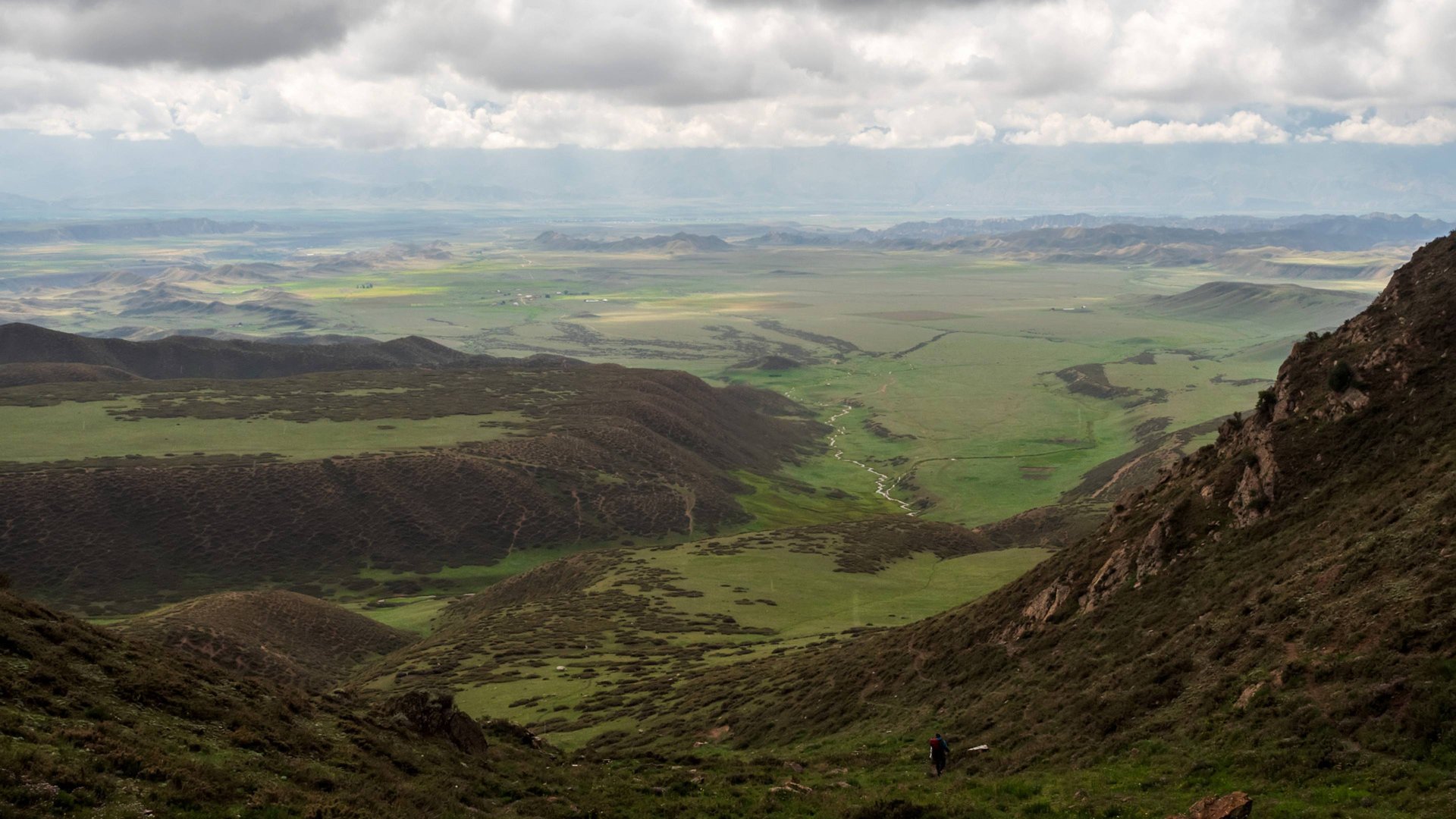 Трек к югу от озера Сон-Куль
