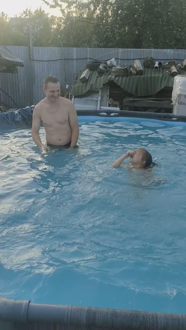 Купаю ребенка в бассейне