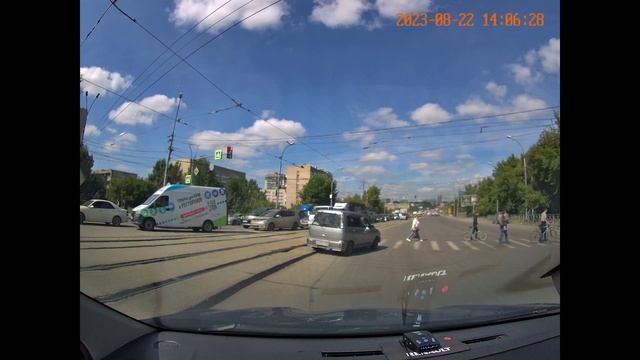 Проезд на красный Nissan Cube А913НТ154