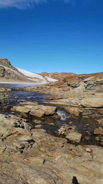 Переход через ручей истекающий из горного озера Скандретт. crossriver #Antarctic
