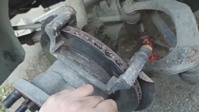 Еще пара проблем которые могут вылезти при замене передних тормозных колодок на Газели. Ремонт газел