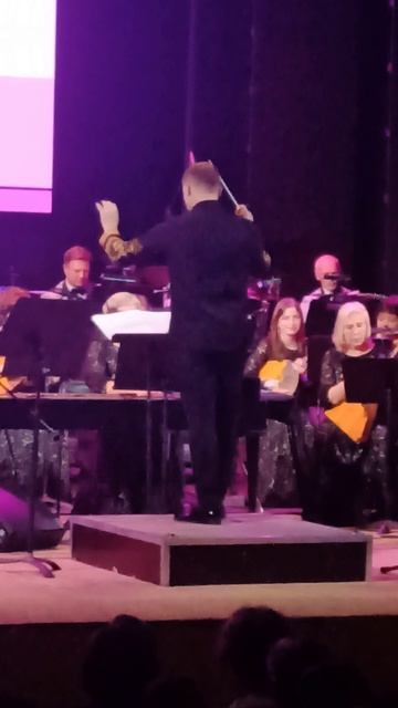 Дирижёр просто кайфует 👏 и мы вместе с ним ❤