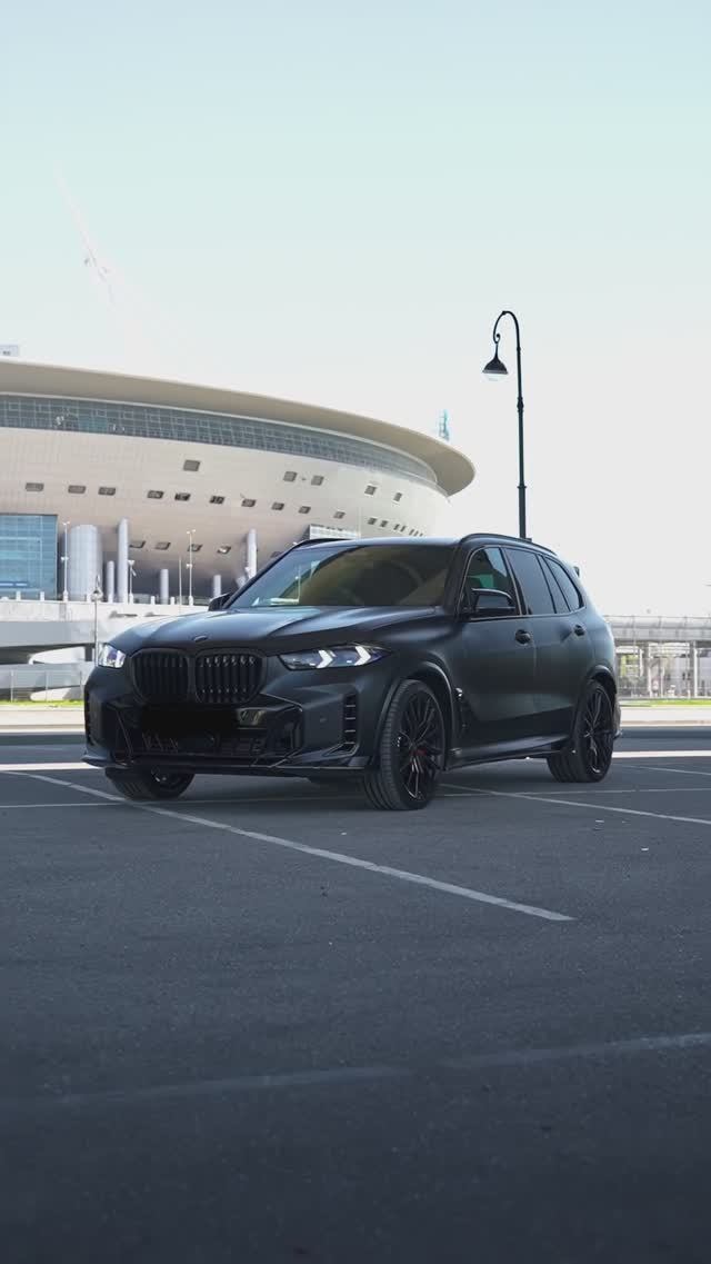 Зверь BMW X5 LCI с черным глянцевым комплектом RNG Design и матовым полиуретаном