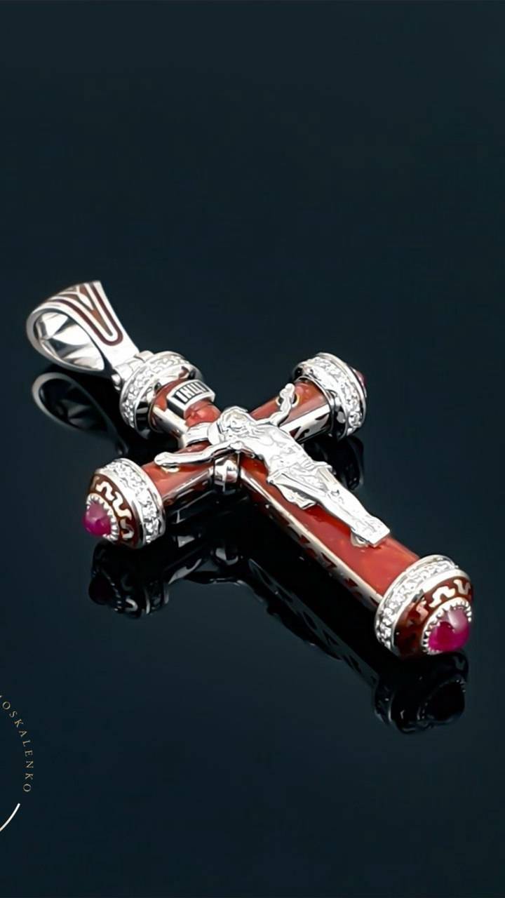 Нательный крест из белого золота бордового цвета с рубинами и бриллиантами