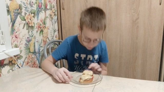 Готовим мини-пиццу (это бутерброд)// Многогранный Роман