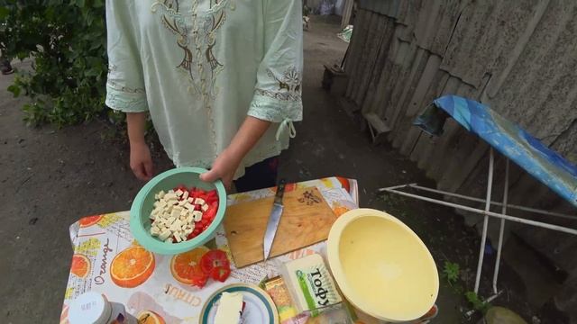 Готовлю блюдо из стручковой фасоли и сыра тофу, на костре в деревне.