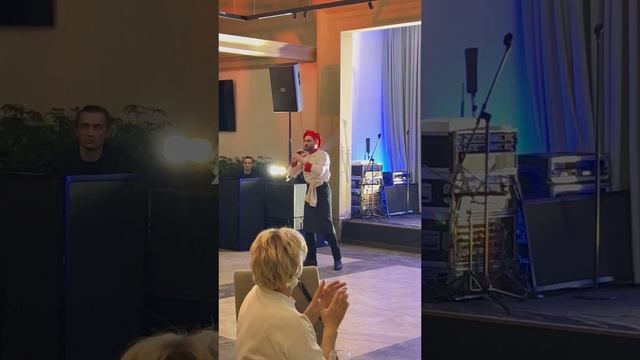 "Feeling good»
Высочайшее мастерство поющих официантов!