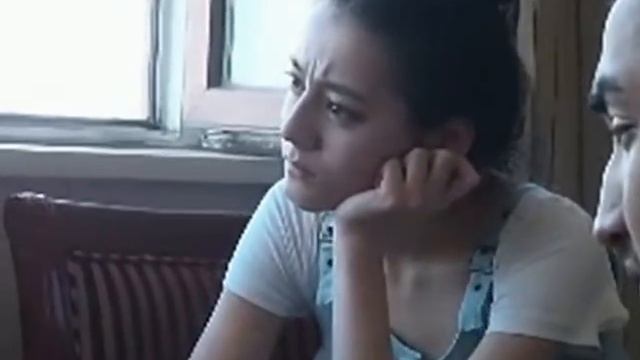 Дильраба Дильмурат  в 2011 году на съёмках «Анархан» слушает наставления режиссёра.