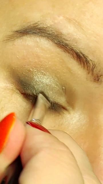 Макияж глаз. Попытка увеличить глаза и сделать взгляд выразительнее.