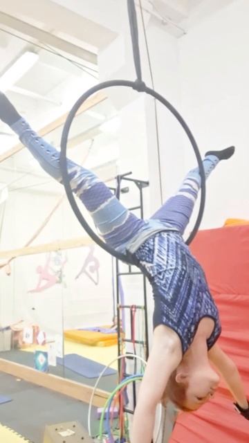 Воздушная гимнастика на кольце. Актриса Елена Лебедева